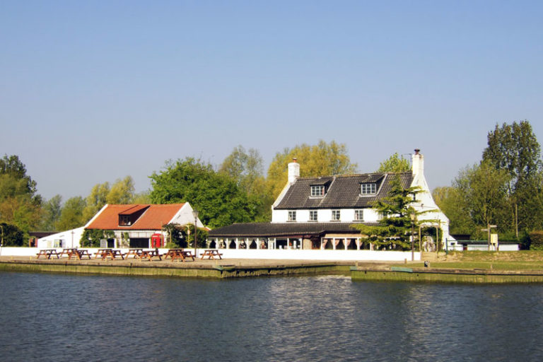 The Ferry Inn at Reedham on the River Yare - BroadsNet